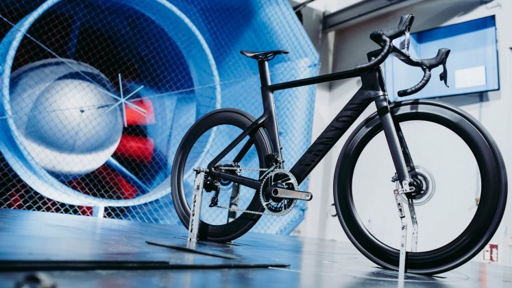Canyon Aeroad innovative & integrated cockpit with ‘wings’ | RACERS.TECH